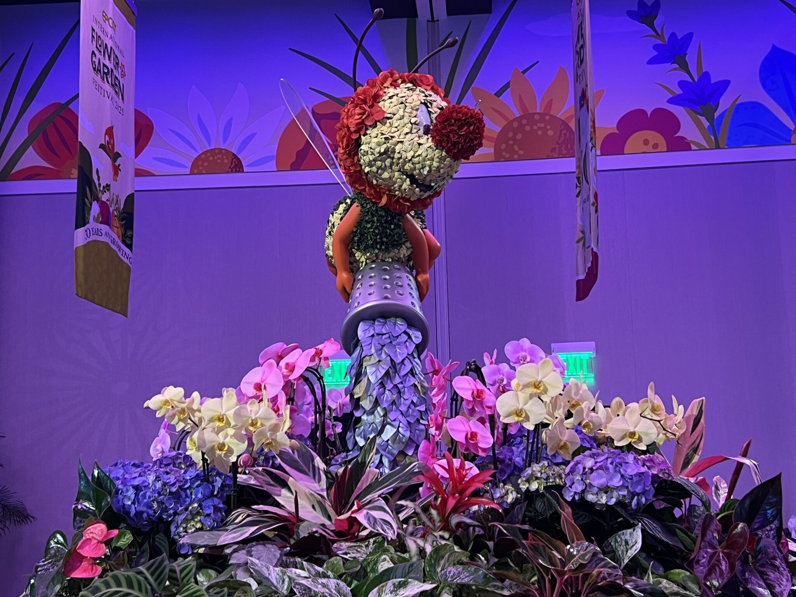 Ten Second Tip: Spike the Bee Topiary - Disney Over 50